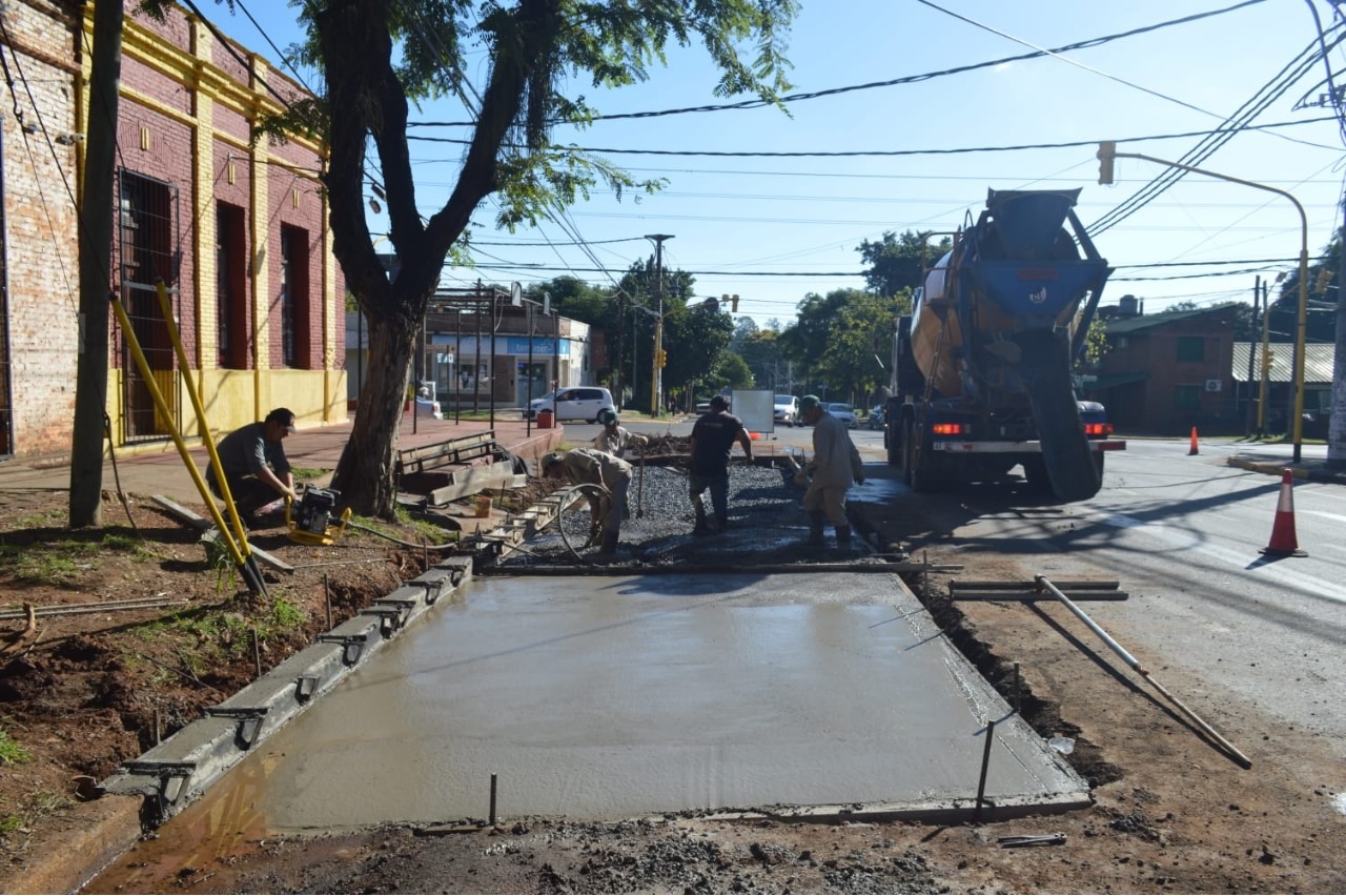 Construyeron una dársena para colectivos sobre la avenida Centenario de ...