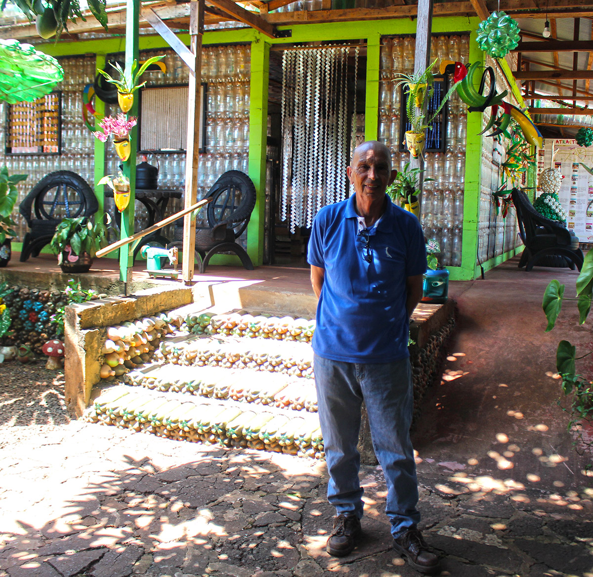 Puerto Iguazú| Con botellas de plástico construyó una casa para ...