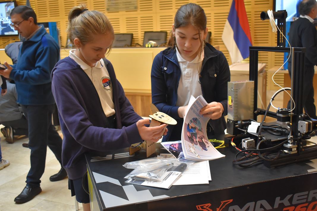 Instituciones educativas recibieron Box Makers y Biokits para ...