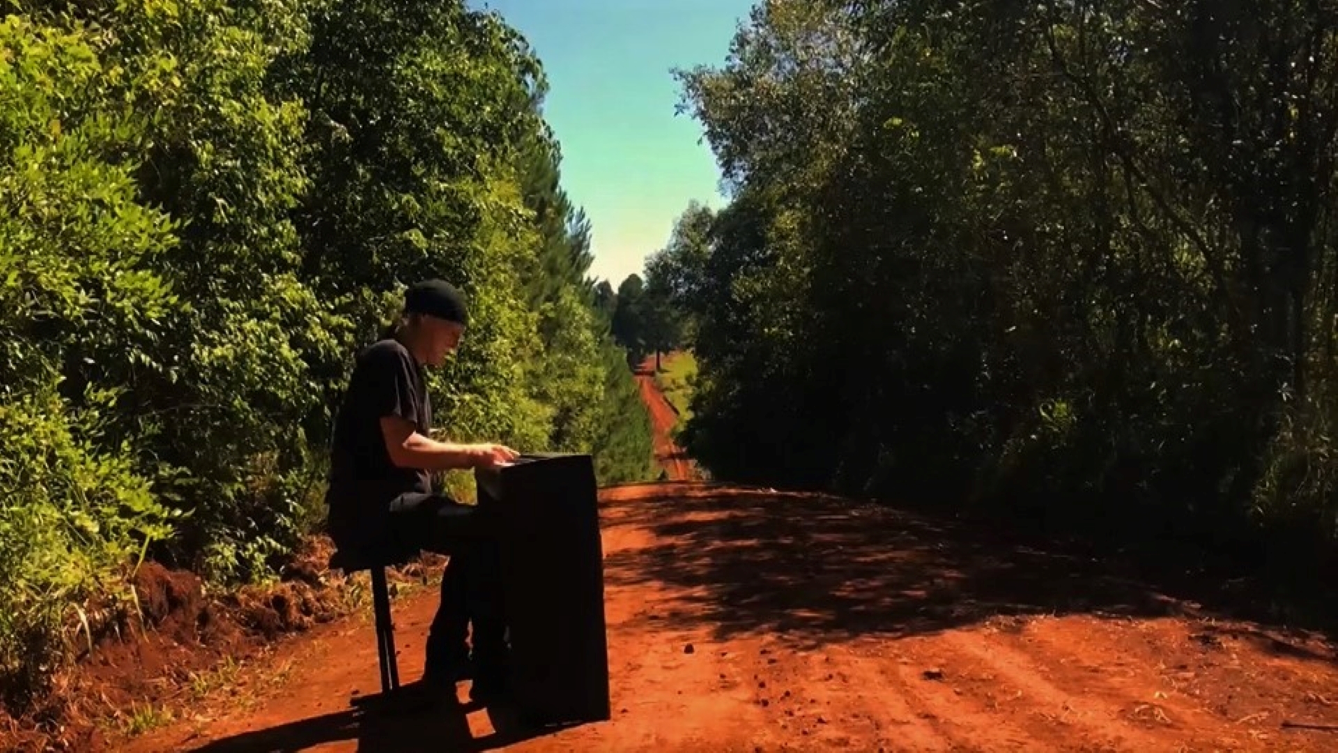 El extecladista de Rata Blanca presenta el tema Crepúsculo en la Tierra Colorada - Canal Doce ...