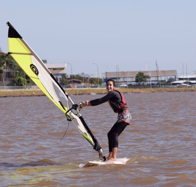 El windsurf, un deporte que gana adeptos durante el verano - Canal Doce ...