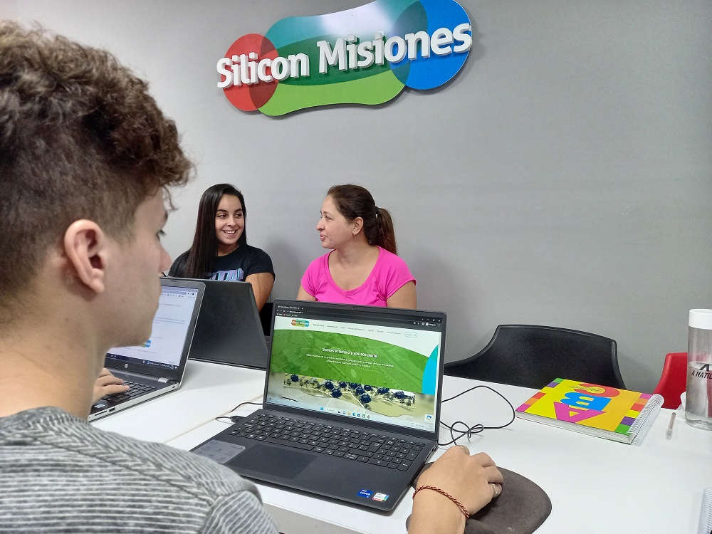 Jóvenes y adultos apuestan al mundo de la programación con los cursos de Silicon Misiones ...