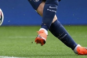 La increíble torsión del tobillo de Messi en un tiro libre magistral ...