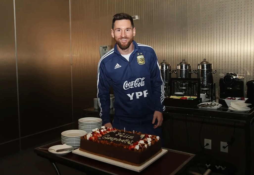 Messi celebra su primer cumpleaños como campeón del mundo - Canal Doce ...