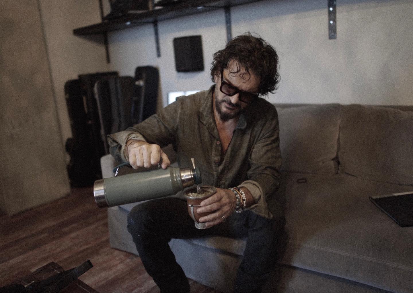 Mientras se prepara para su gira por Argentina, Ricardo Arjona toma ...
