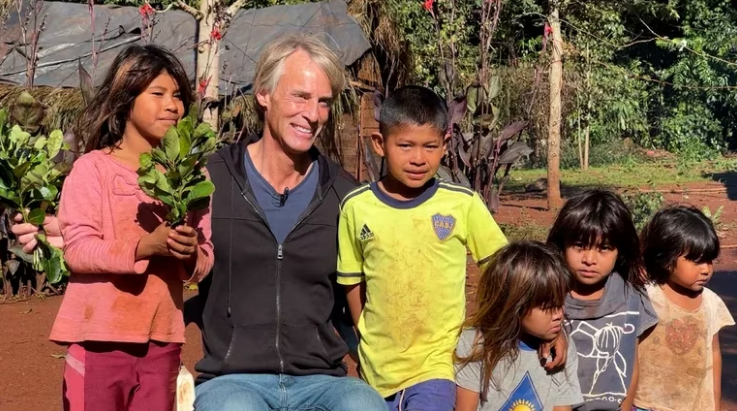 David English en una aldea indígena de la selva misionera - Canal Doce ...