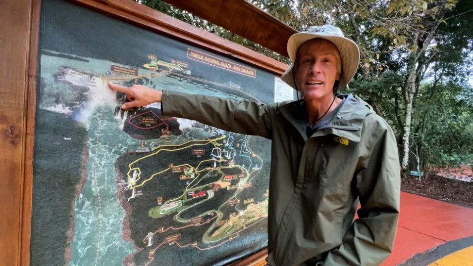David English deslumbrado por las cataratas del Iguazú y la selva ...