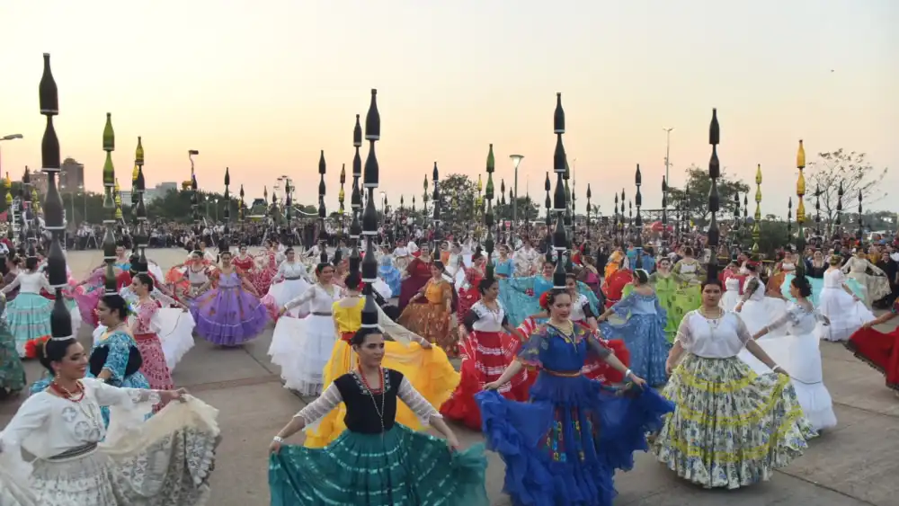 Nuevo récord mundial de Paraguay: La danza con botellas más grande del ...