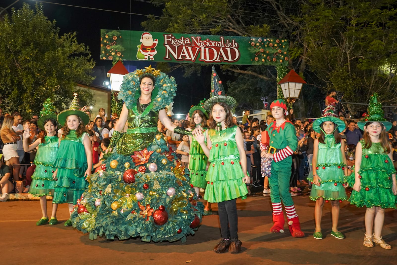 Vecinos y turistas maravillados con el inicio de la Fiesta Nacional de ...