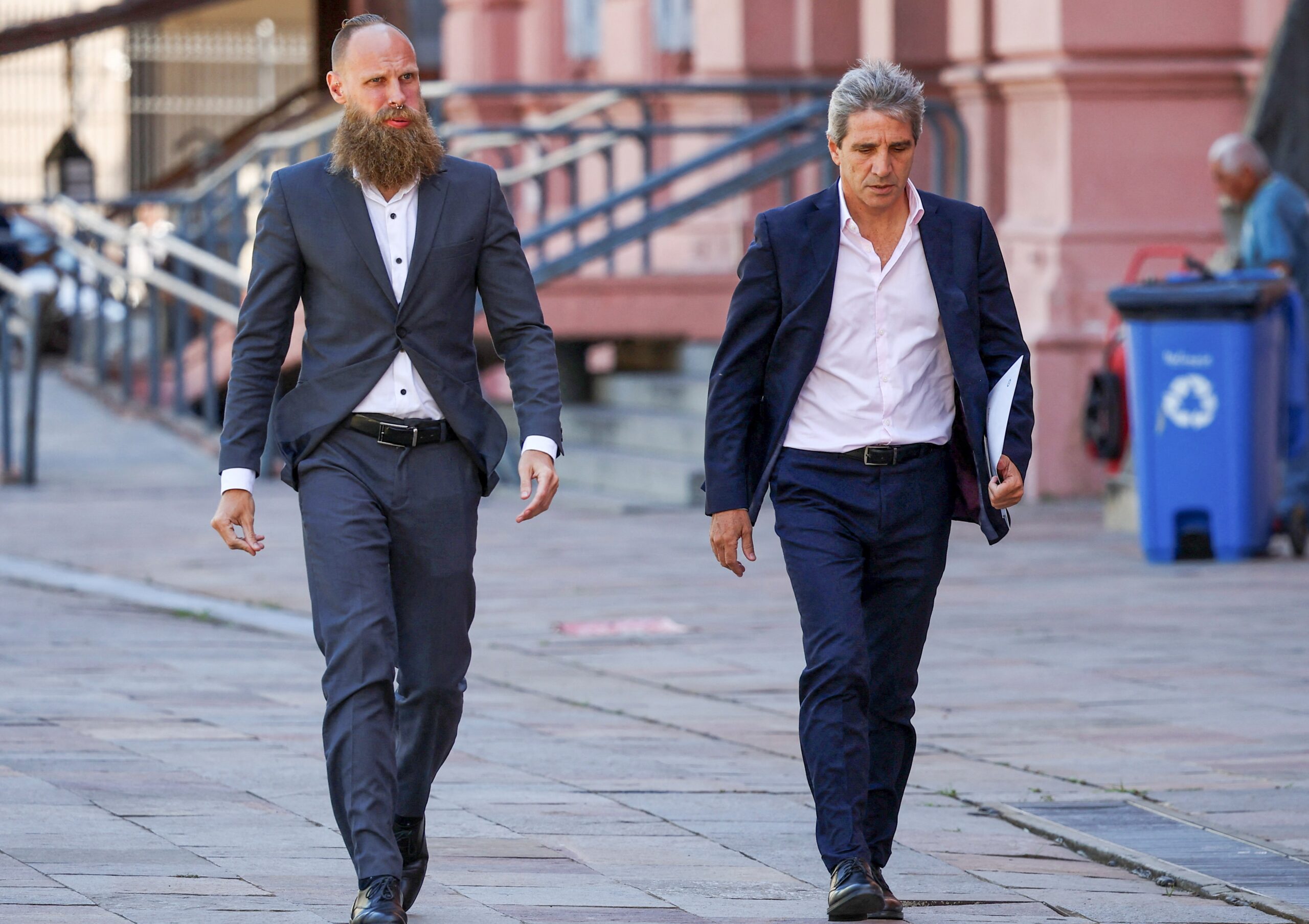 Cortocircuito entre Javier Milei y Luis Caputo por no cumplir con el equilibrio fiscal - Canal ...