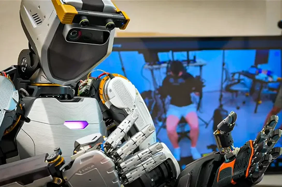 El robot humanoide con movimientos de manos realistas