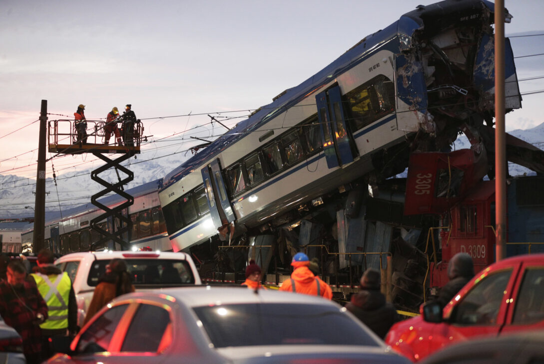 Dos muertos y nueve heridos en un impactante choque de trenes en la capital de Chile - Canal ...