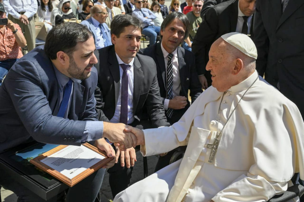 Sebely visitó al Papa: “Gracias Francisco por tu bendición”