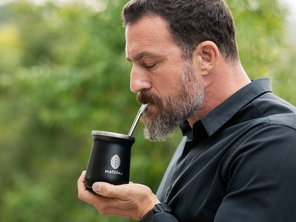 Andrew Huberman, el científico más famoso del mundo toma yerba mate ...