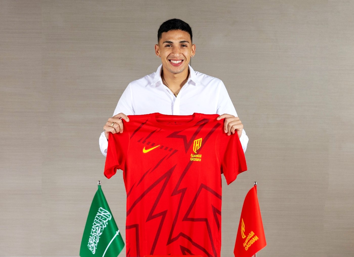 Equi Fernández fue presentado oficialmente como refuerzo del Al-Qadsiah ...