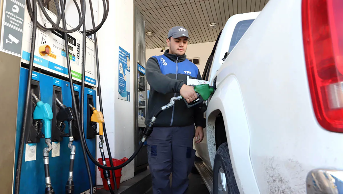 YPF comenzó a cambiar el precio de la nafta según la demanda