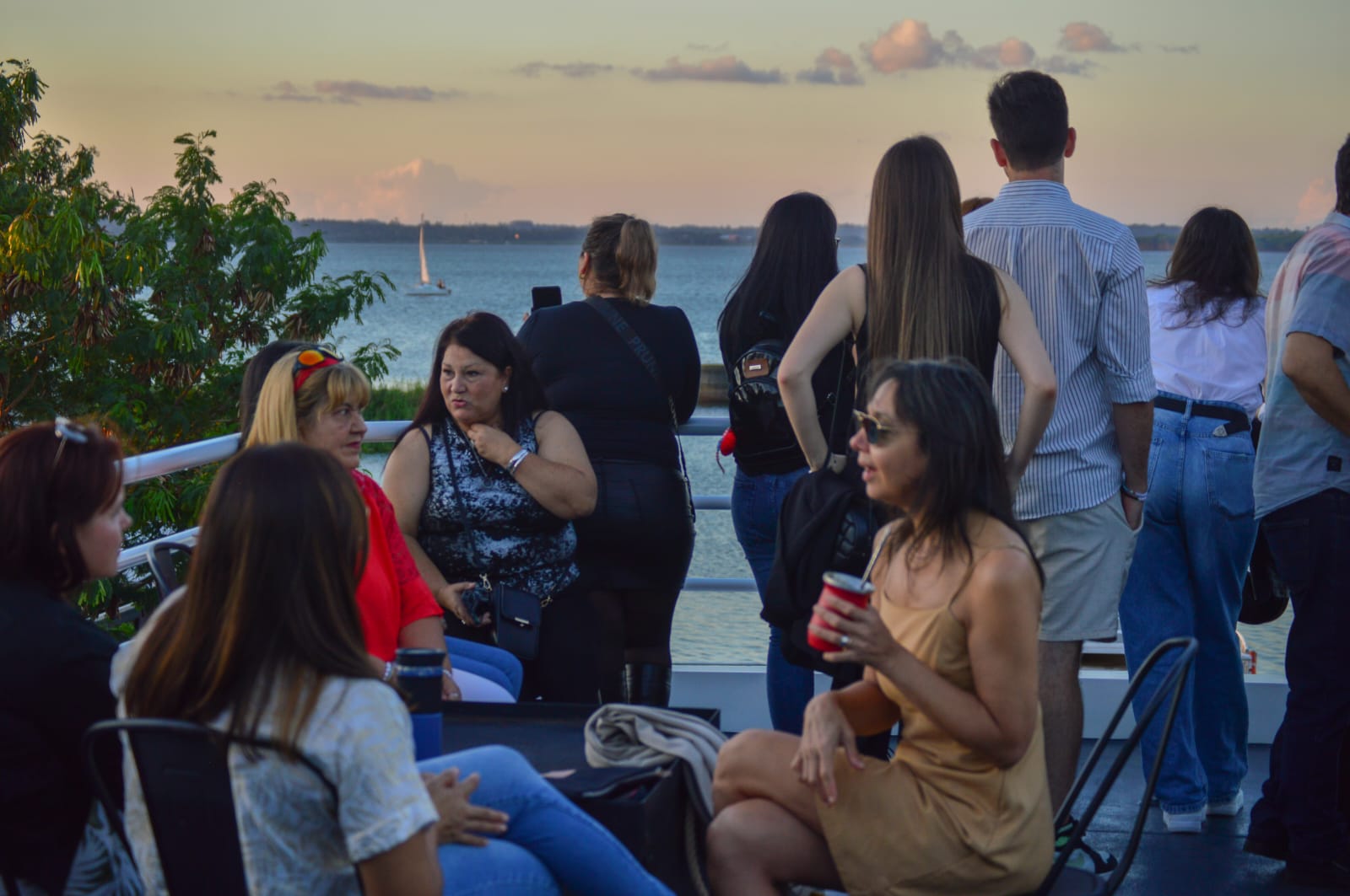 Turistas disfrutaron de un nuevo paseo de Al Garete sobre el Paraná ...