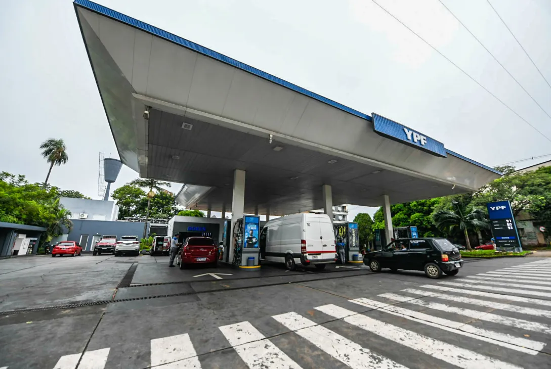 YPF aumentará los precios de los combustibles desde esta medianoche en todo el país - Canal Doce ...